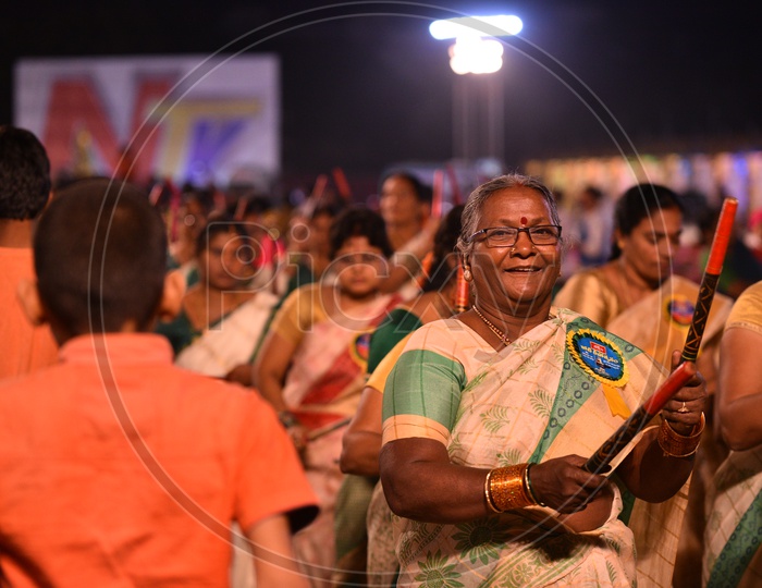 Image of Indian woman performing Dandiya-BS248898-Picxy