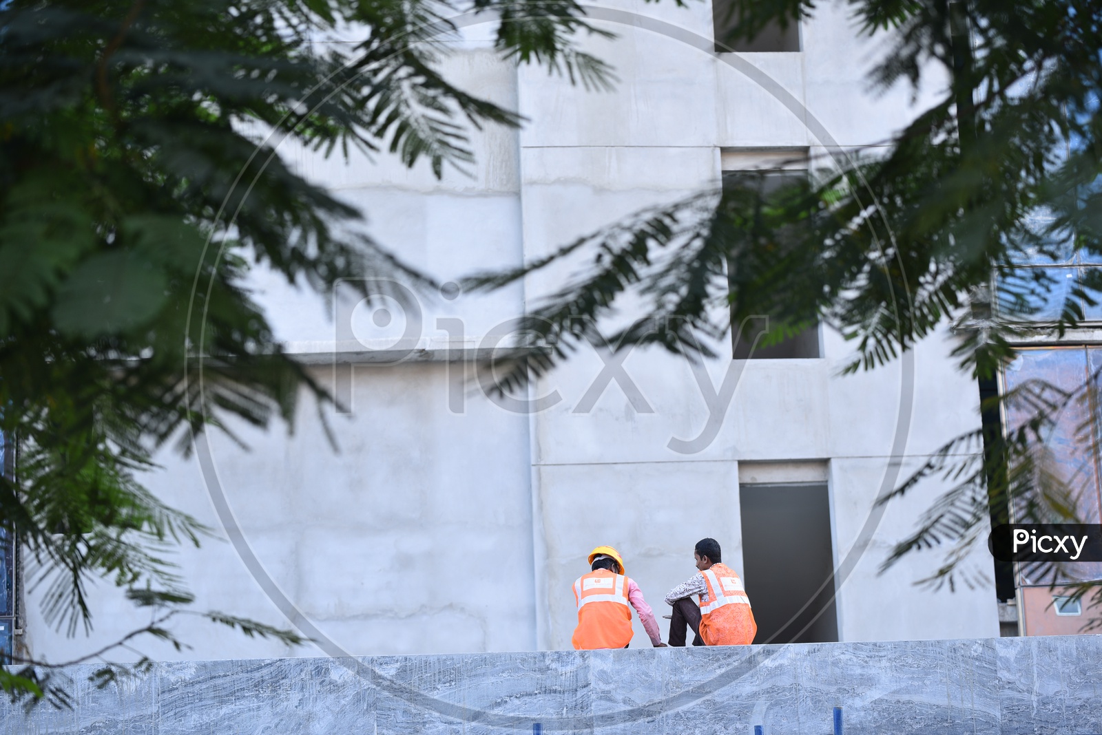 Image of Construction workers having chit chat-PH177598-Picxy