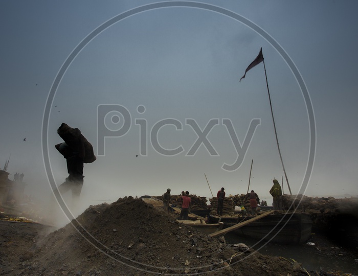 Image of Burial Scenes in Punnami Ghat / Workers in Punnami Ghat ...