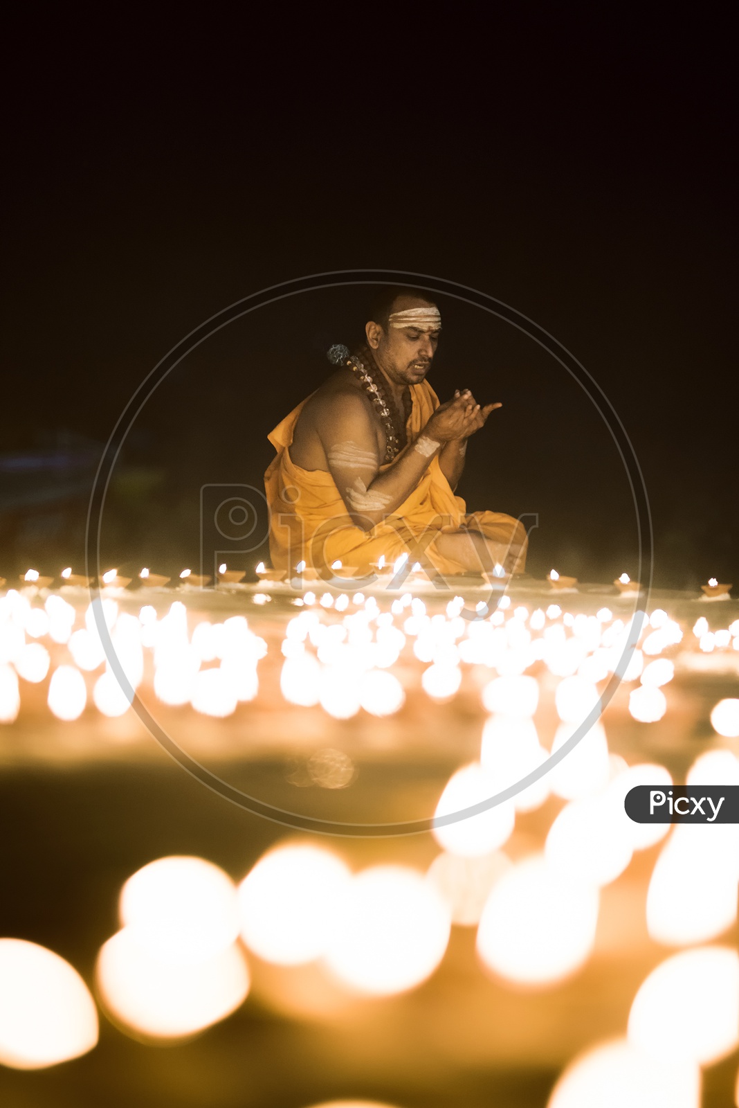 Image of Priest Chanting Vedas At the time of Ganga Aarti varanasi ...