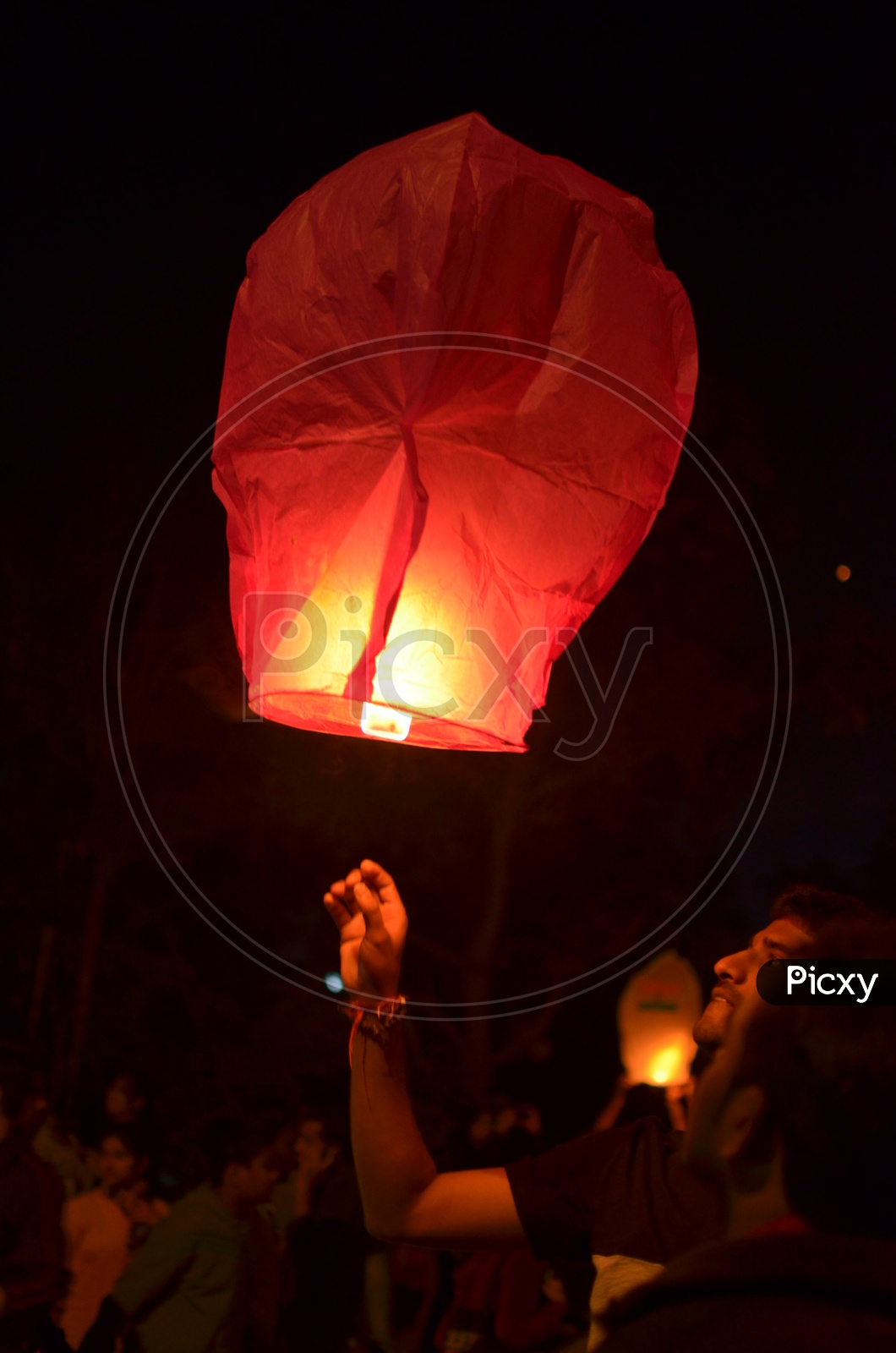 Image of People Flying Sky Laterns / Chinese Laterns / Kongming Laterns ...
