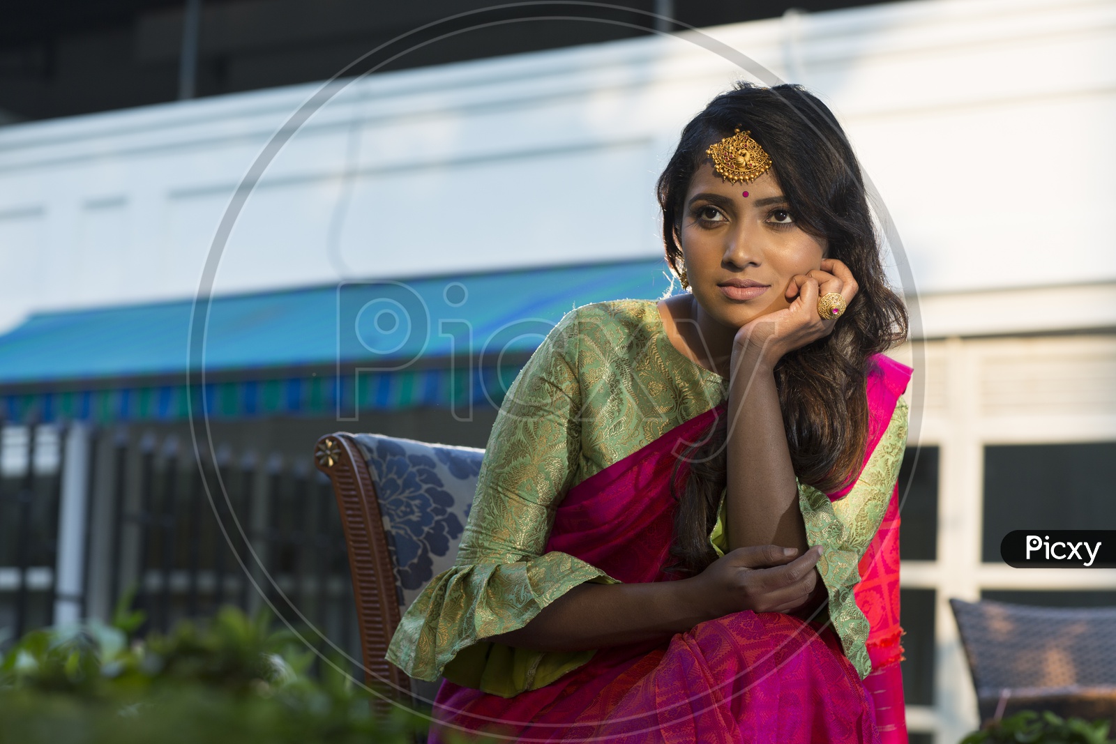 Image of Indian smiling Female Model in Saree with Jewellery-VS525541-Picxy