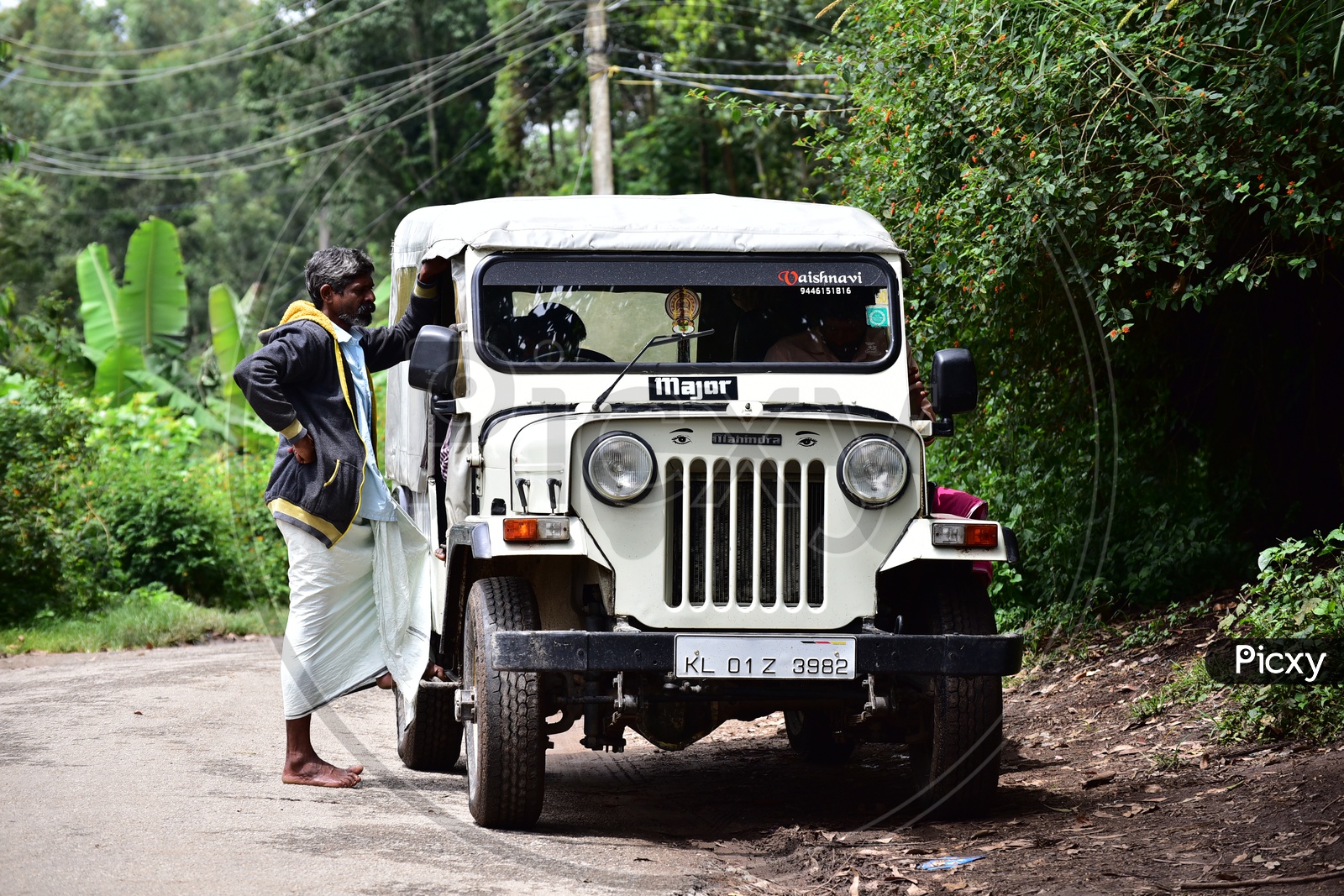 Image of A Local Transport Jeep In Munnar-ZO322303-Picxy