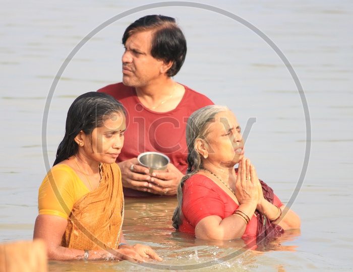 Image of An Indian Hindu Family Taking A Holy Bath In River Godavari ...