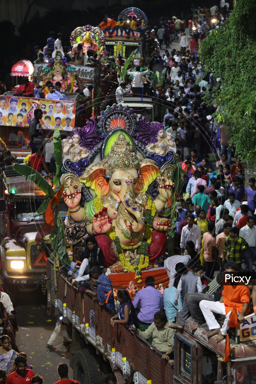 Image of Ganesh/Vinayaka idol Nimarjanam/Immersion at Tank Bund ...