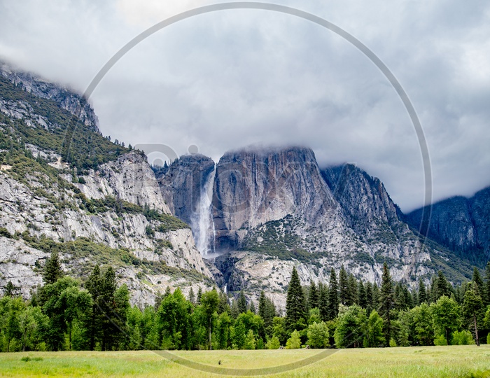 Image of A Beautiful Composition Shot Of a Mountains In Yosemite Valley ...
