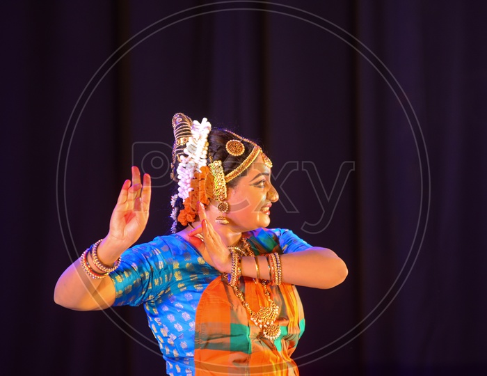 Image of Archaka blowing divine conch-MT294554-Picxy