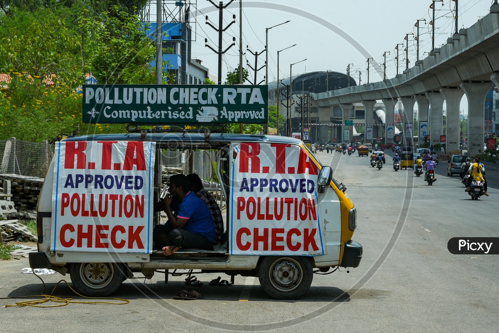 Image of RTA Approved pollution check mobile vehicle.-RX576033-Picxy