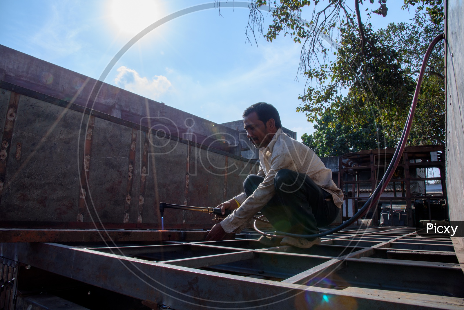 Image of Body making-HQ504110-Picxy