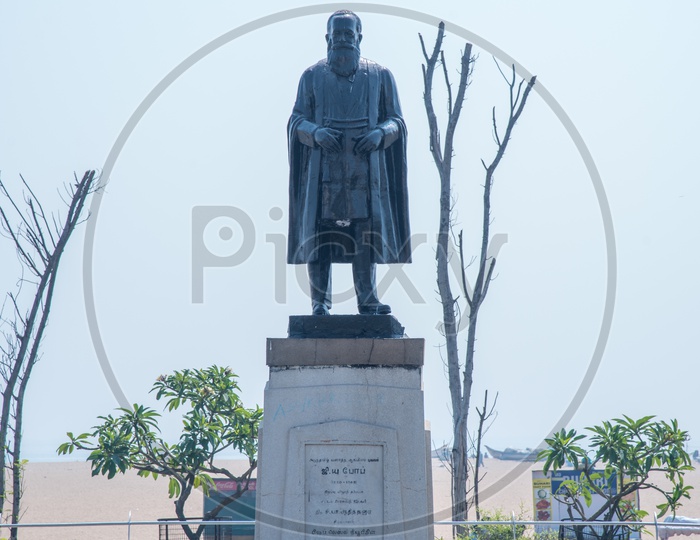 Image of A commuter reading news paper under GU Pope Statue-FP323924-Picxy