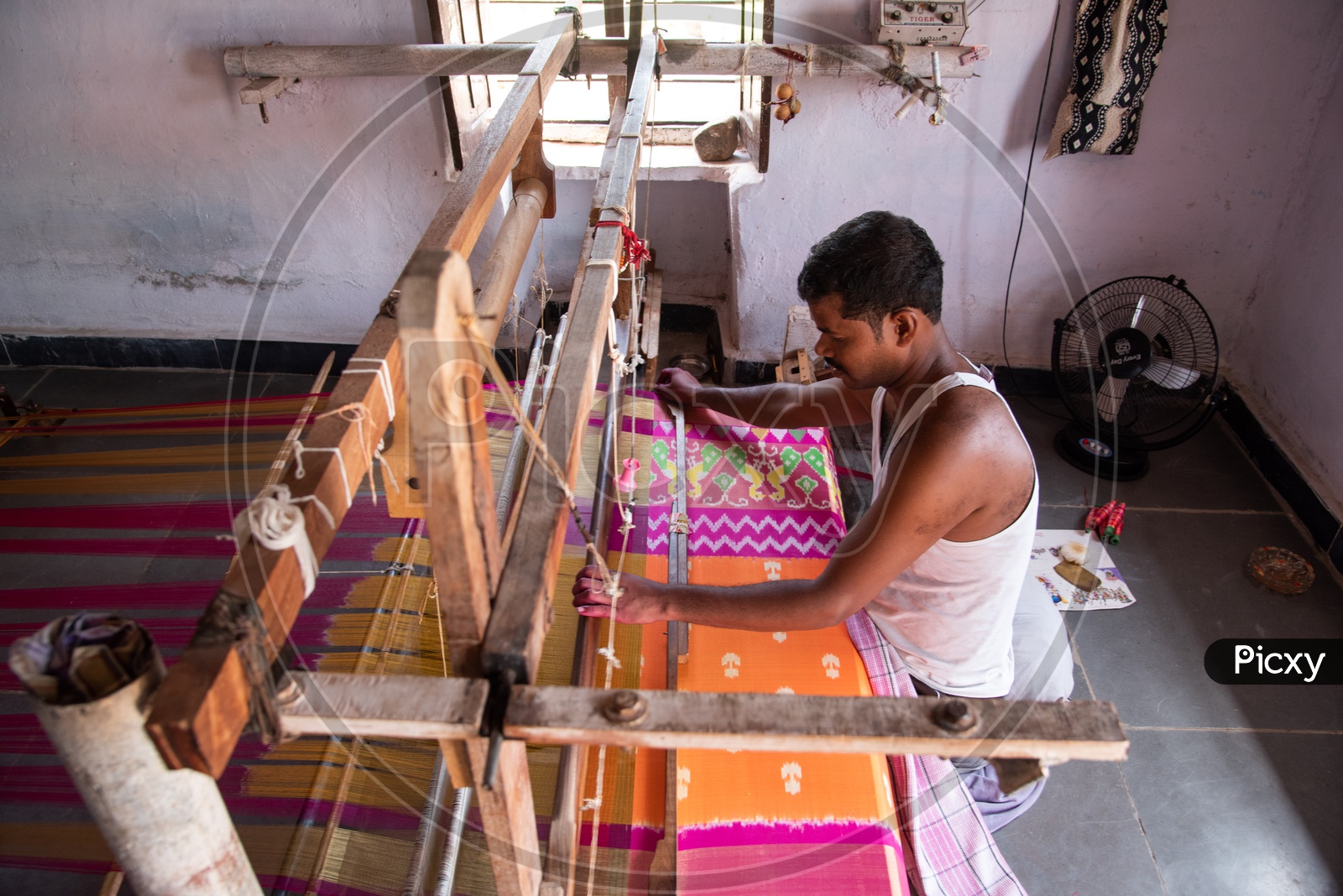 Image of Weaver at Pochampally making Ikat sarees-SL360517-Picxy