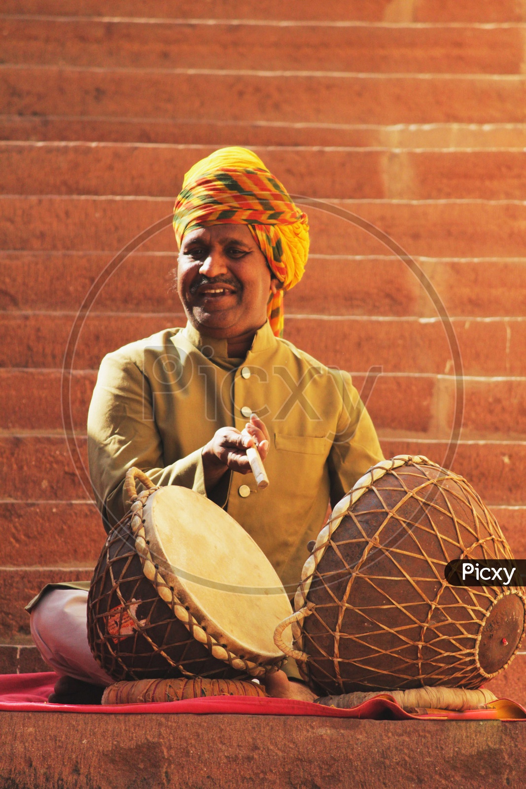 Image of A rajasthani man playing the instrument-IK566401-Picxy