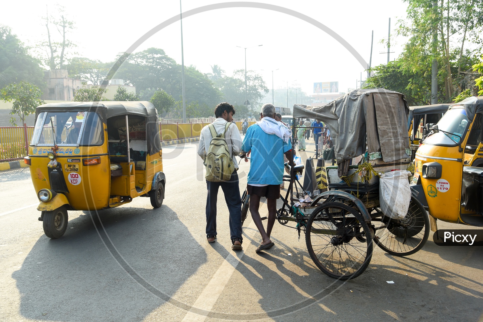 Image of Cycle Rickshaw vs Auto Rickshaw-HP184788-Picxy