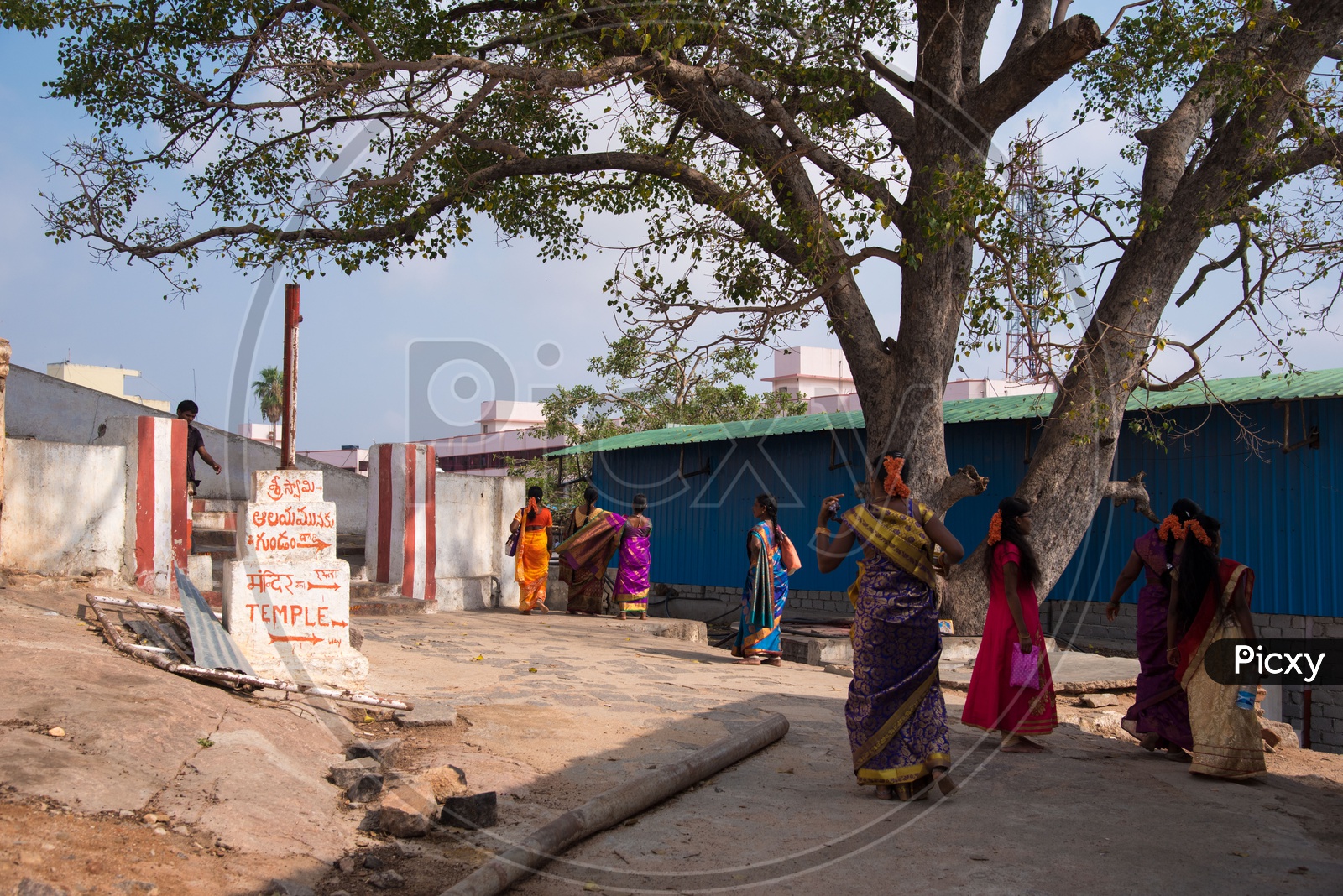 Image of Yadagiri Temple of Narasimha Swamy-RG297956-Picxy