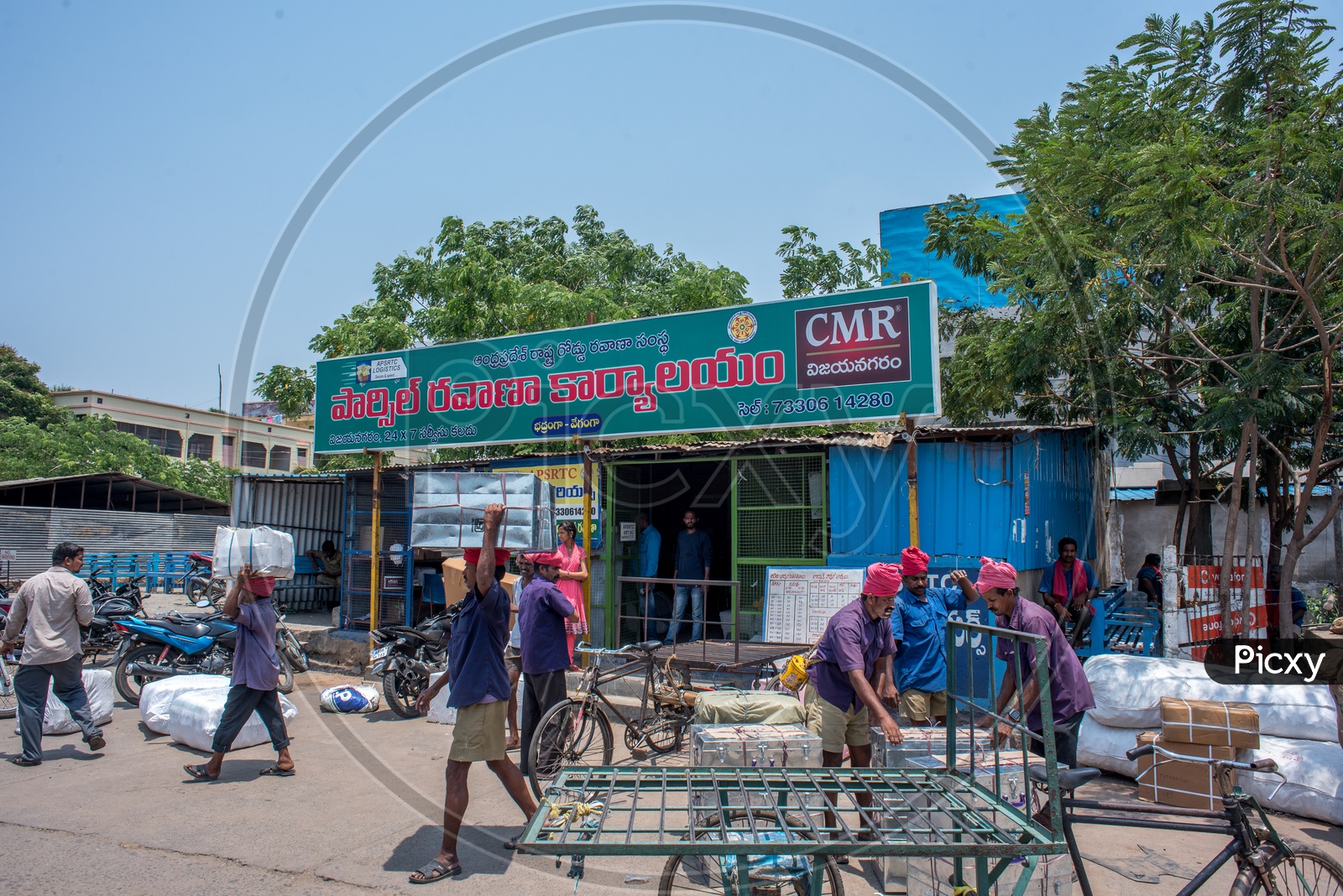 Image of parcel counter in vijayanagaram bus stand-HN128481-Picxy