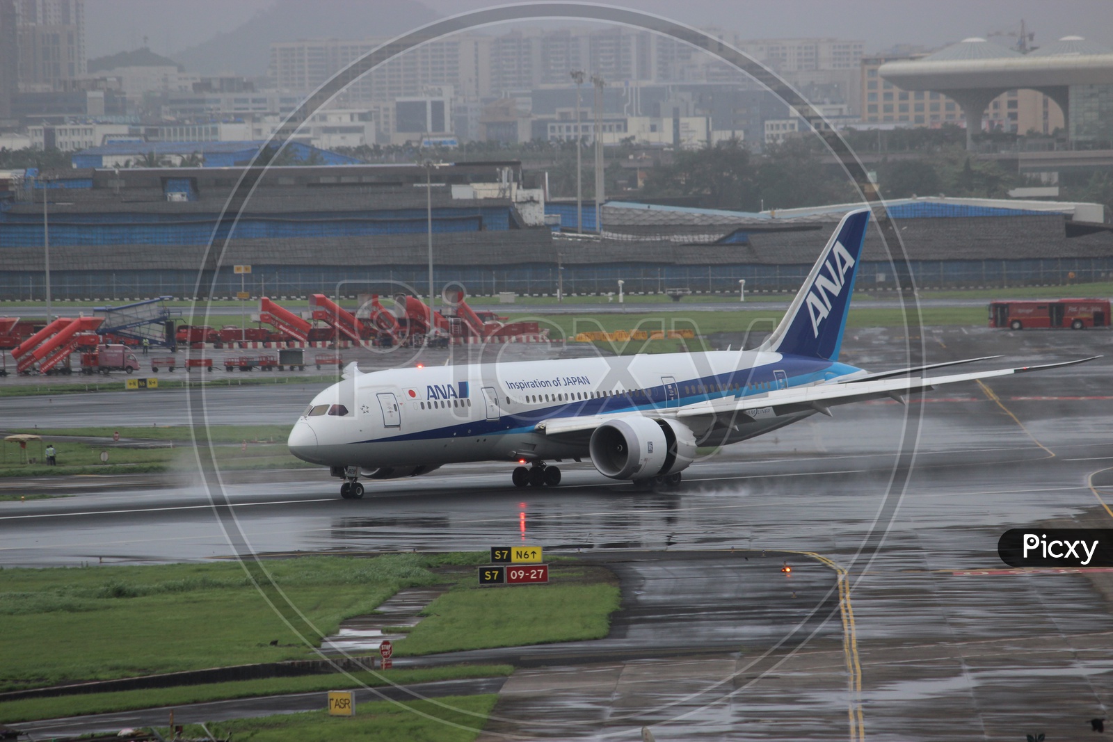Image of ANA 787 slowing down over runway 27-KV096095-Picxy