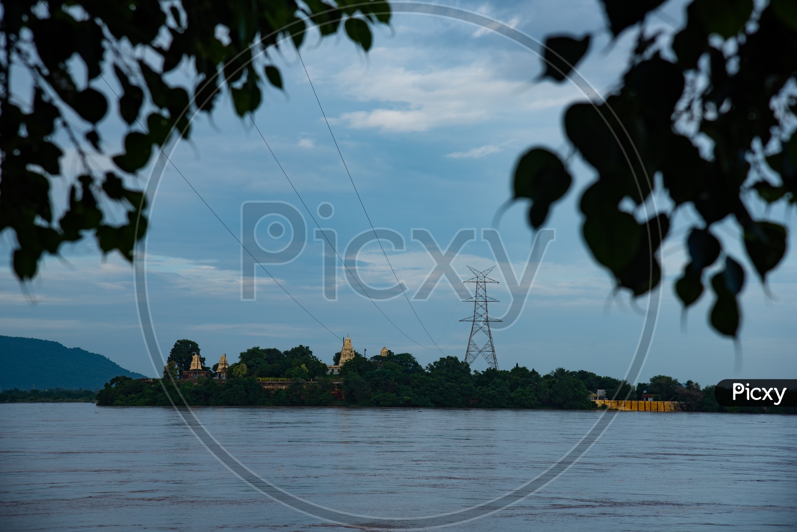 Image of Pattisam/Pattiseema Temple amidst Godavari River-ET043411-Picxy