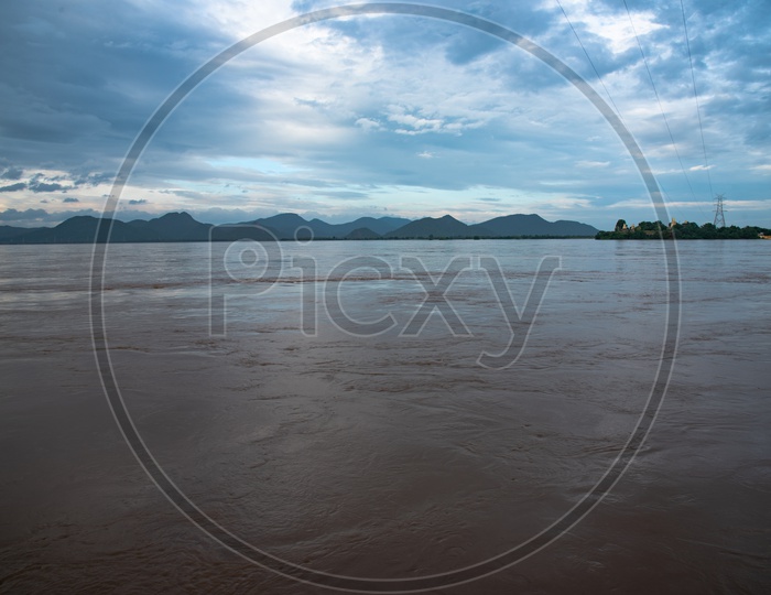 Image of Pattisam/Pattiseema Temple amidst Godavari River-ET043411-Picxy