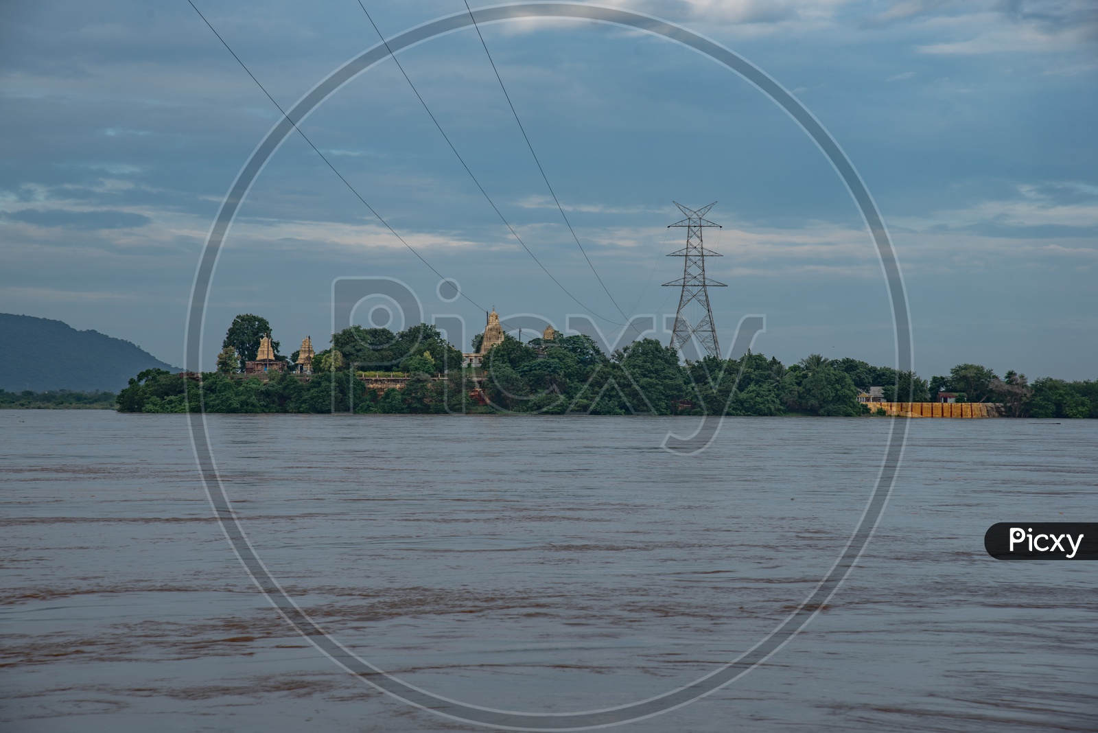 Image of Pattisam/Pattiseema Temple amidst Godavari River-DD598514-Picxy