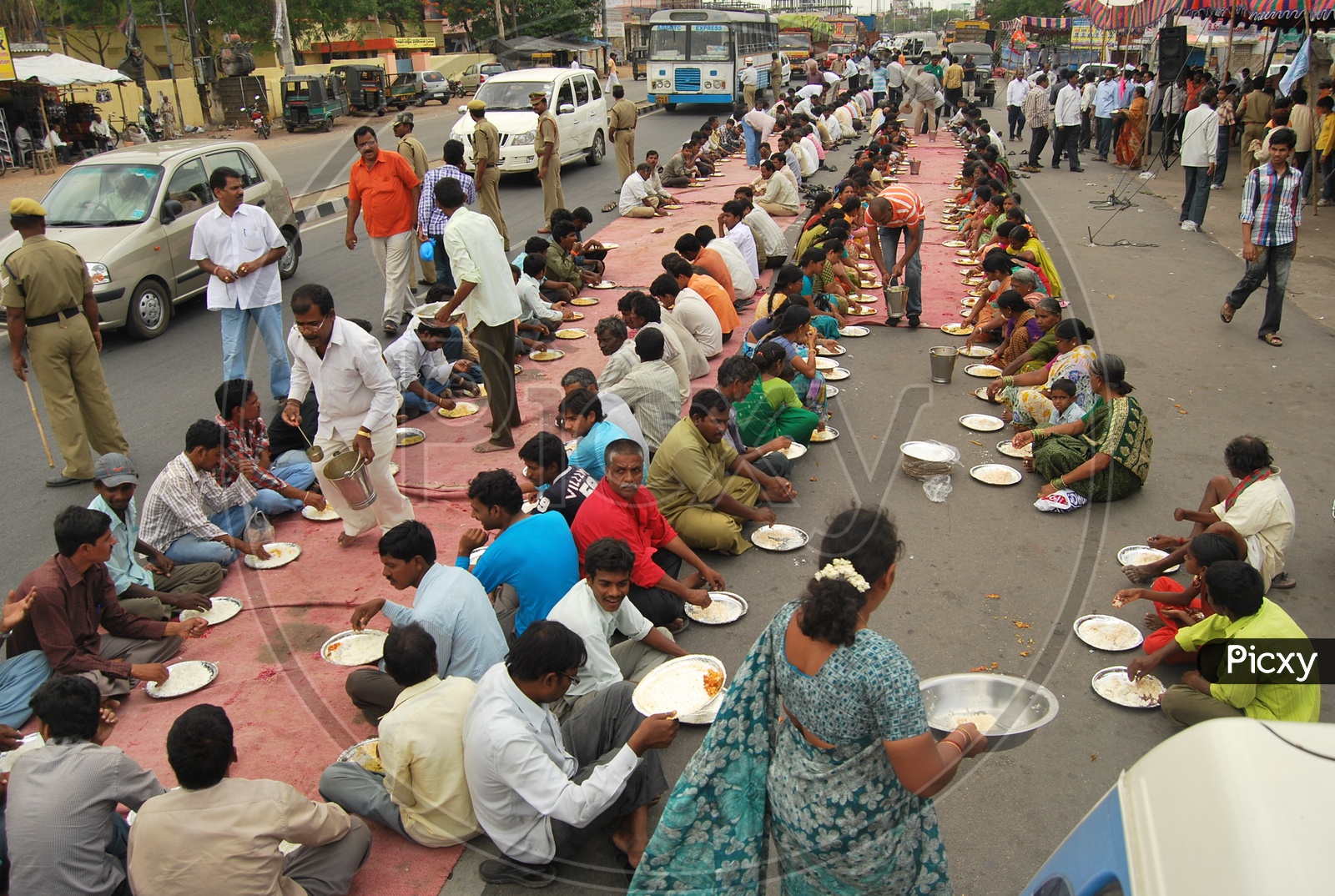 Image of People eating food on road-JU465345-Picxy