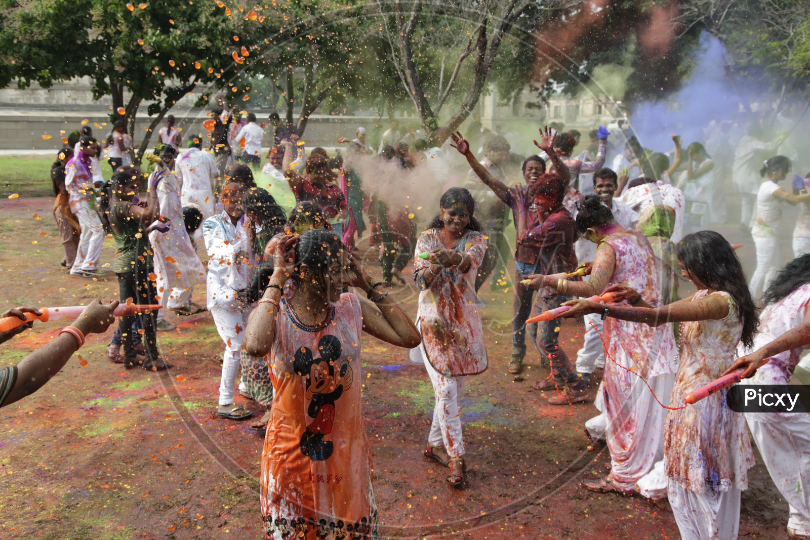 Image of People celebrating holi festival / People throwing colors to ...