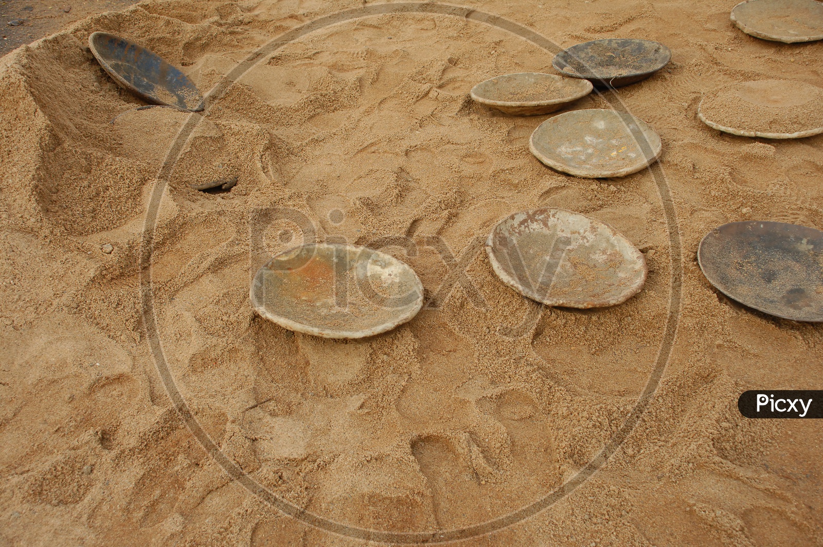 Image of Mortar Pan In Sand-FW443176-Picxy