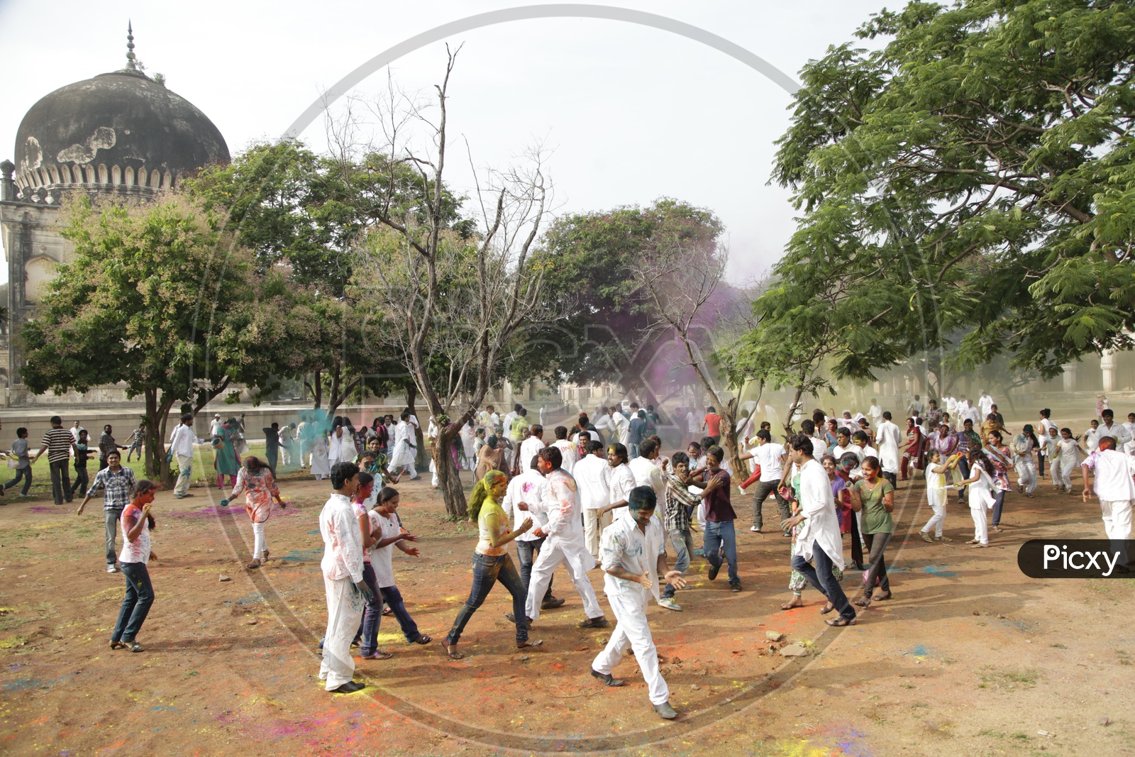 Image of people celebrating holi / people throwing colors on each other ...