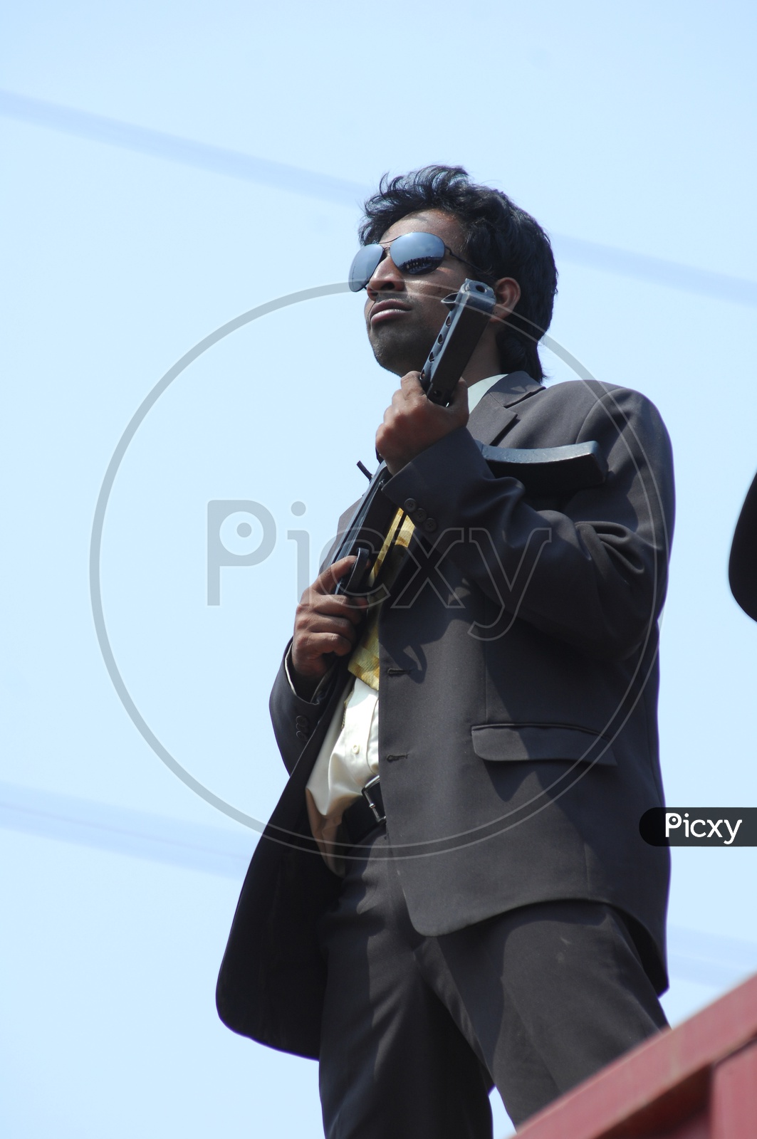 Image of A man in suit with guns - Movie Still-HY877354-Picxy