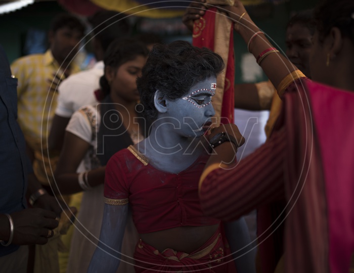 Image of People with colored face for Kaveripattinam Angalamman ...