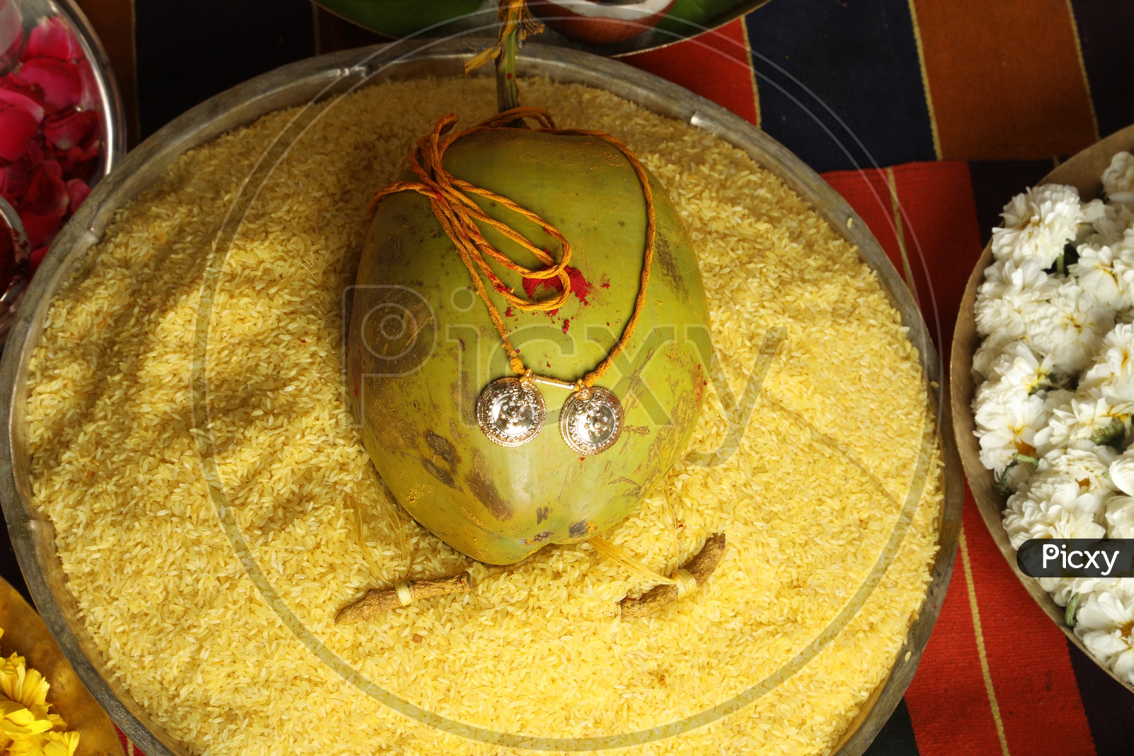 Image of Mangala Sutra / Mangala Sutram in Indian Hindu Weddings ...