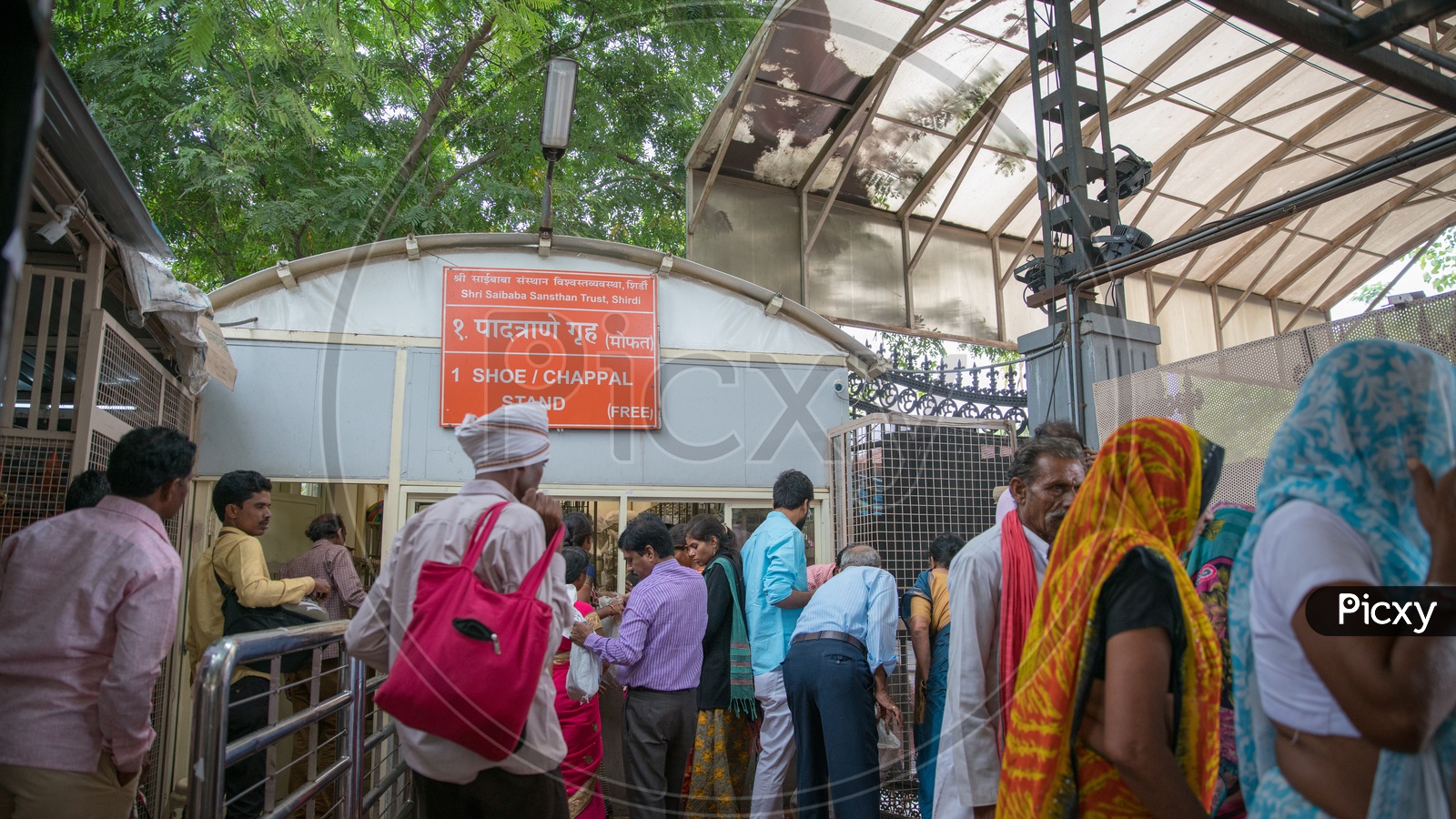 Image of Shoe / Chappal Stand at Hindu Temples-RY028223-Picxy