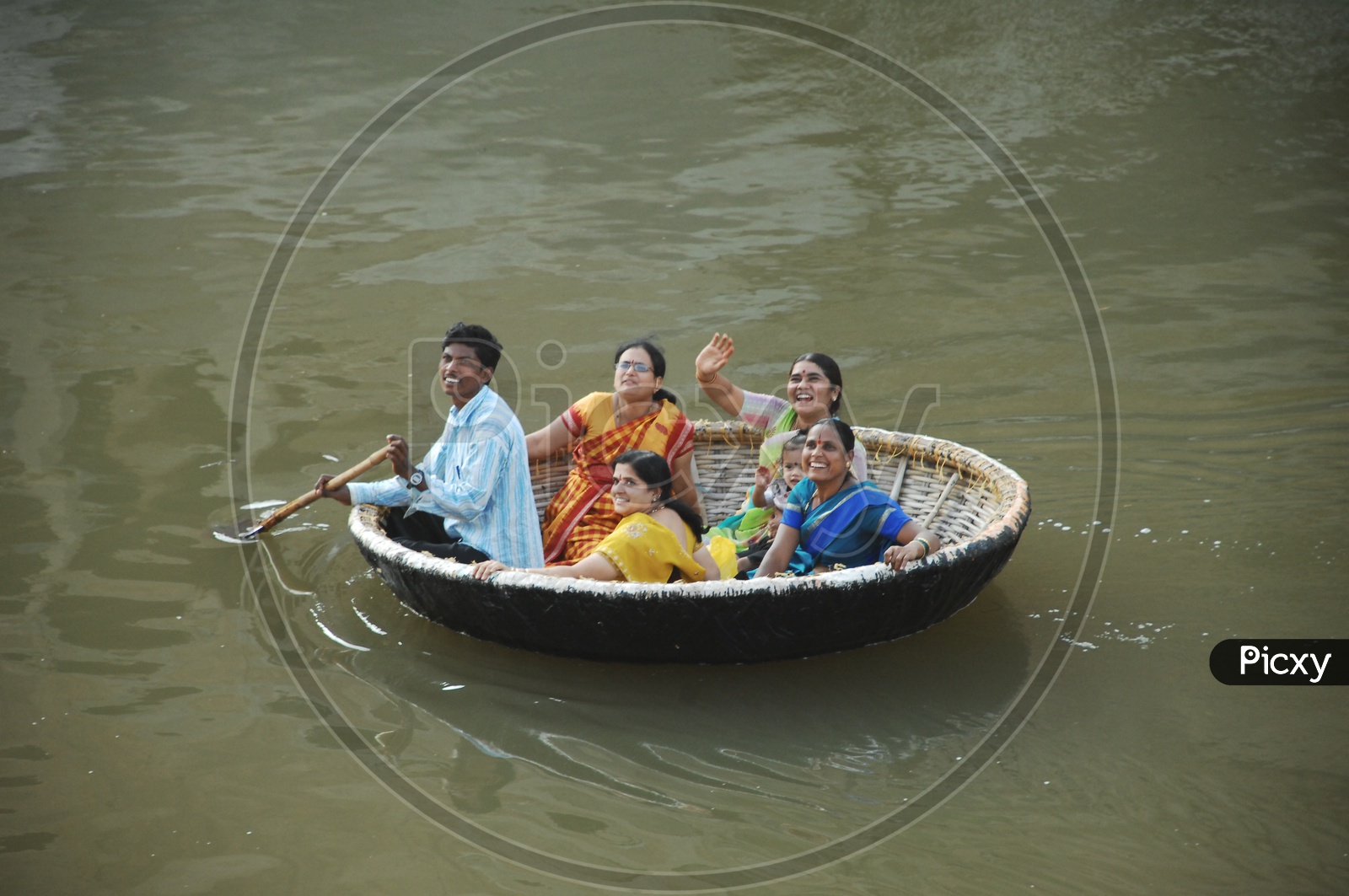 Image of Indian Women in Coracle Boat In India-UE026744-Picxy