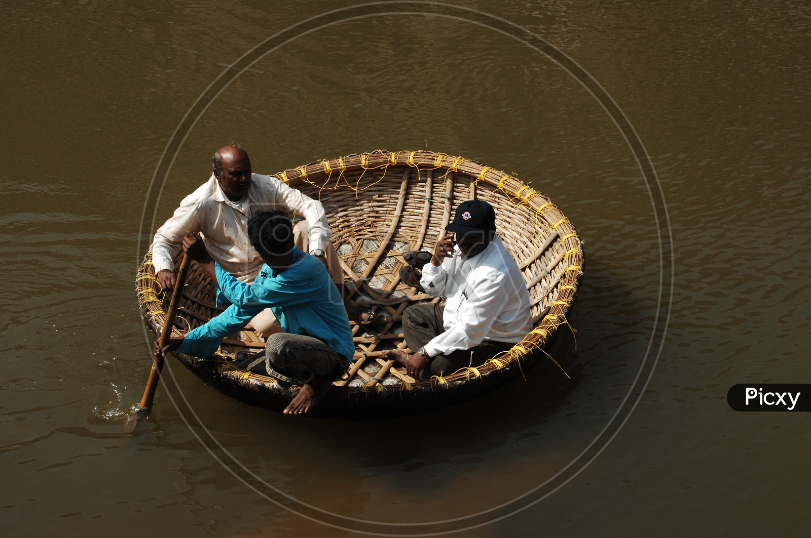 Image of Indian People Sailing on Coracle-IE299772-Picxy