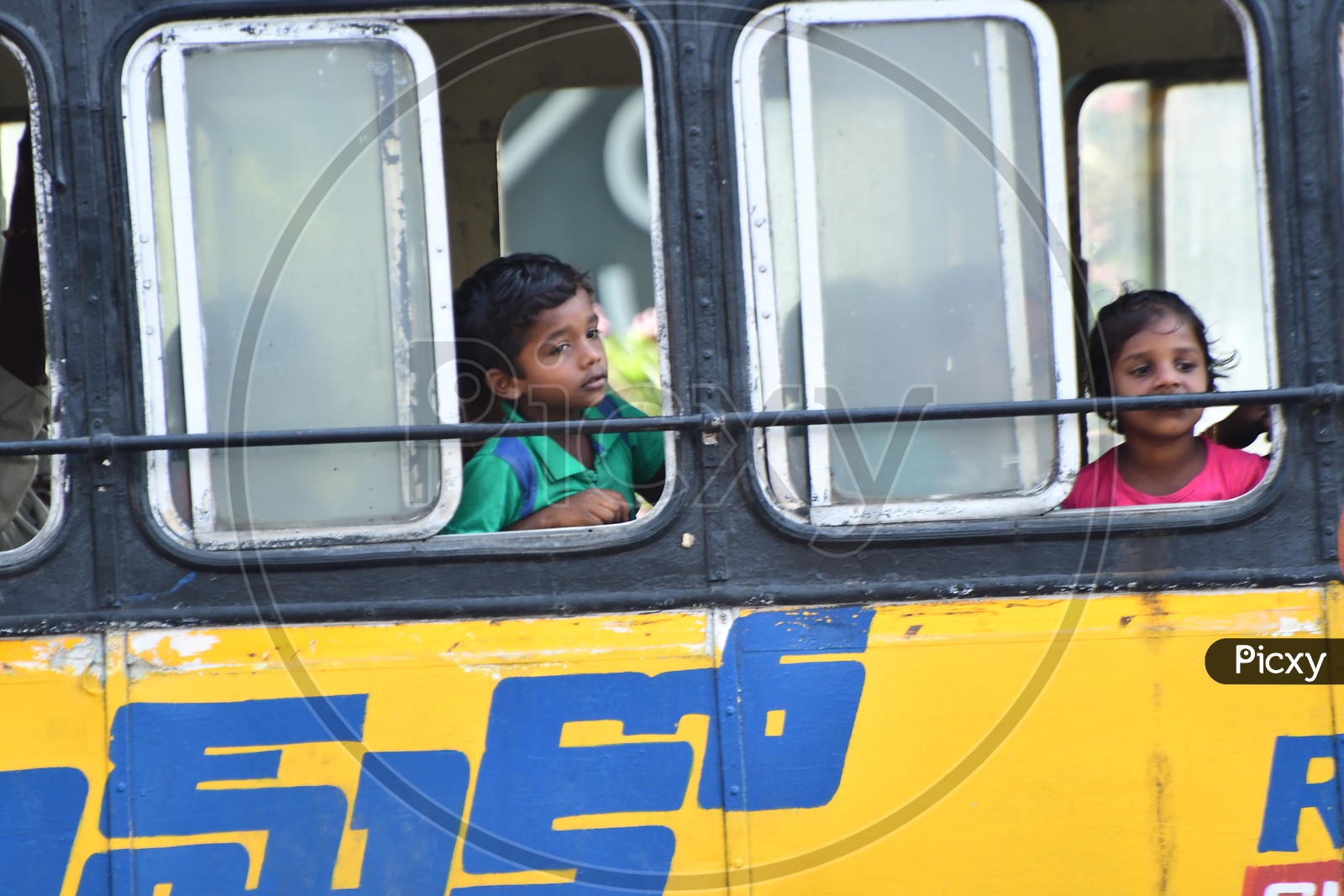 Image of Indian kids peeking out of Bus Windows-PD795268-Picxy