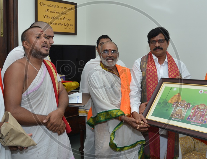 Image of Srisailam Temple Preists presenting CM Y.S.Jagan Mohan Reddy a ...