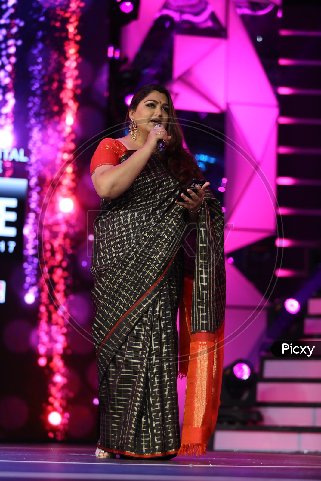 Image of Actress Khusboo announcing the Filmfare Awardee-ZO504611-Picxy