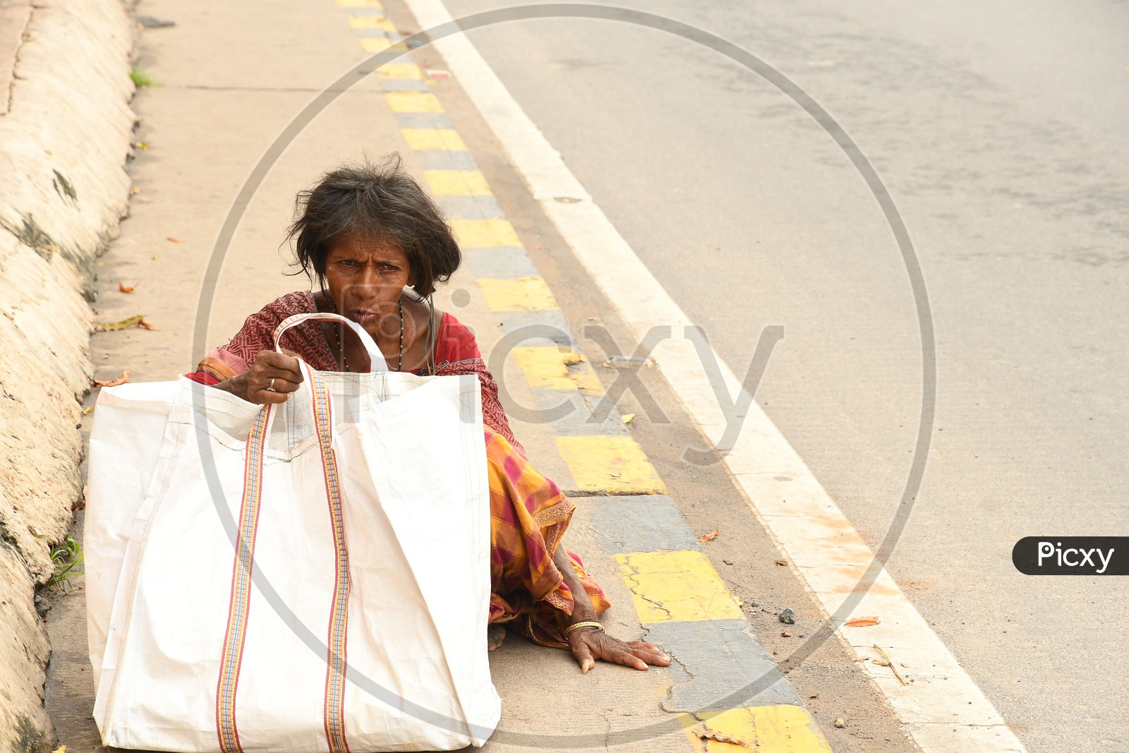 Image of Indian disabled Beggar Woman-WZ984154-Picxy