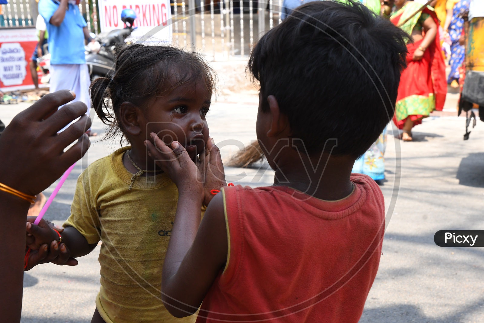 Image of Street Children Begging on Roads At Vijayawada-NA022155-Picxy