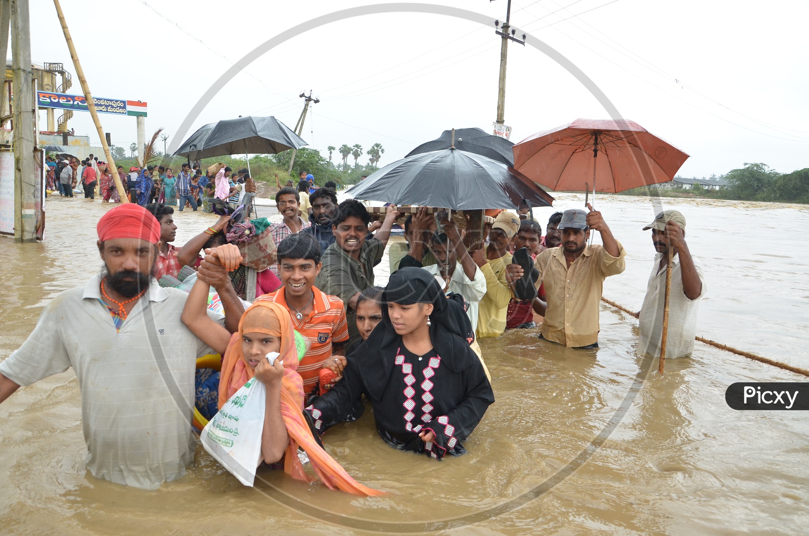 Image of Indian People evacuating houses during floods-RL702786-Picxy
