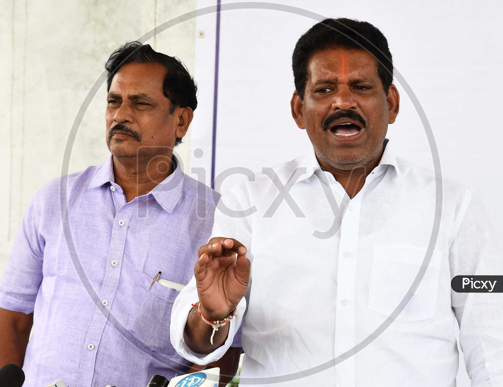 Image of YCP MLA Chevireddy Bhaskar Reddy and Ijaiah in a Press Meeting-TI094397-Picxy