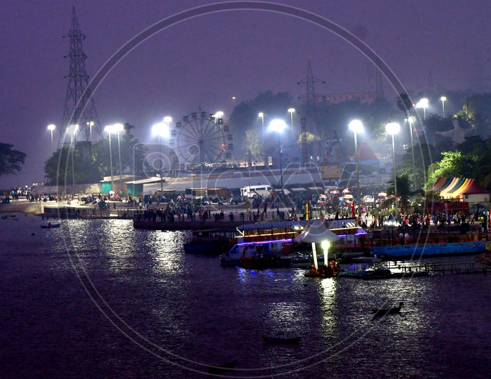 Image of Burial Scenes in Punnami Ghat / Workers in Punnami Ghat ...