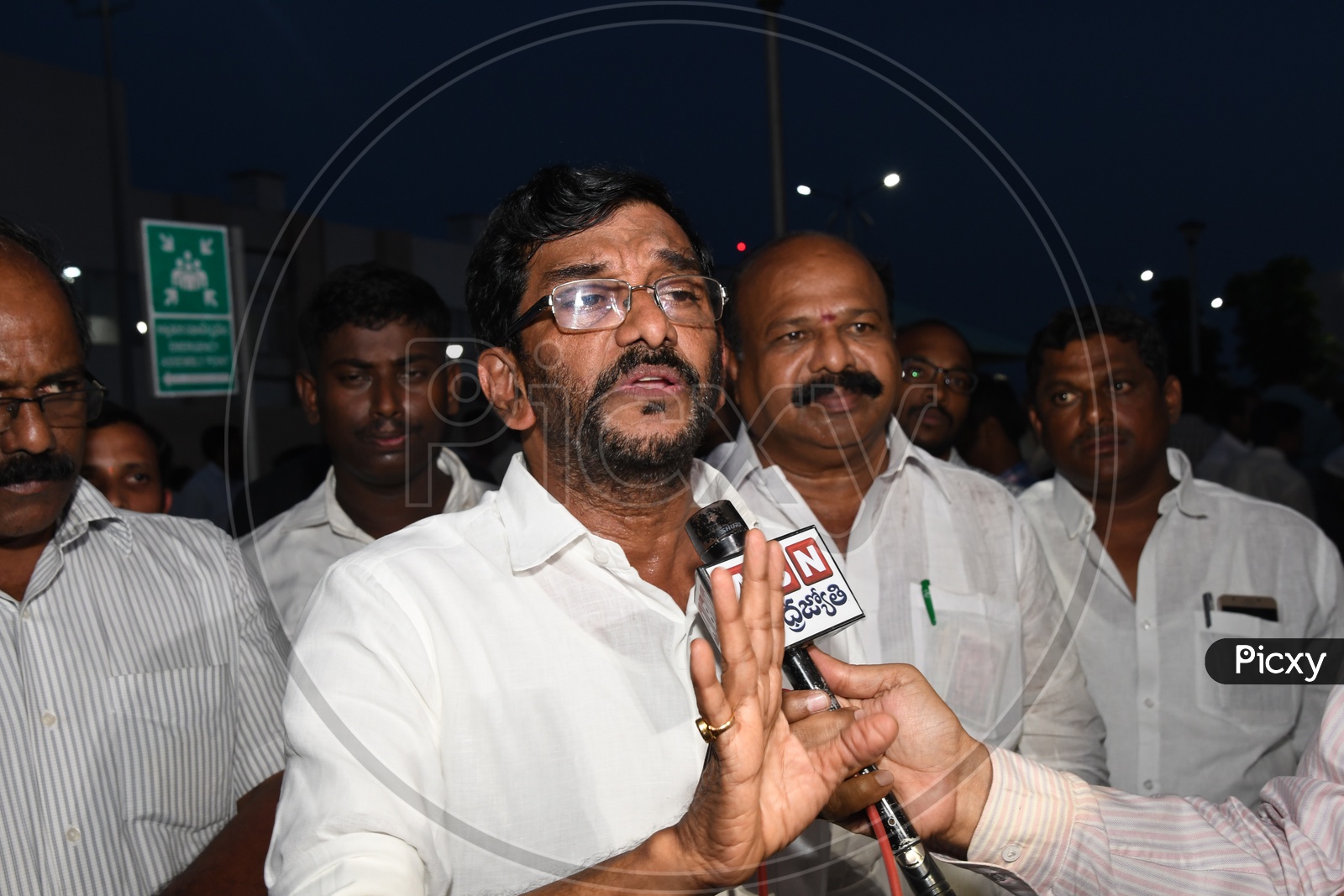 Image of Somireddy Chandra Mohan Reddy Addressing Press-TQ072980-Picxy
