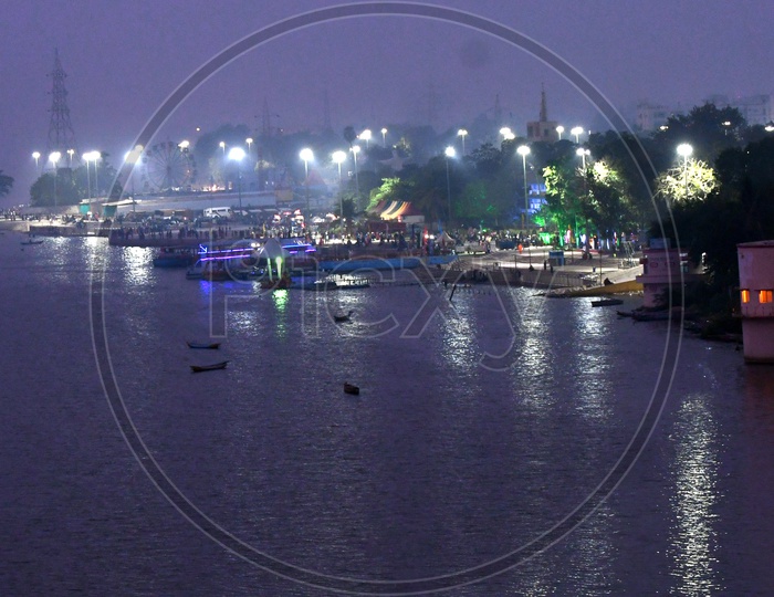 Image of Burial Scenes in Punnami Ghat / Workers in Punnami Ghat ...
