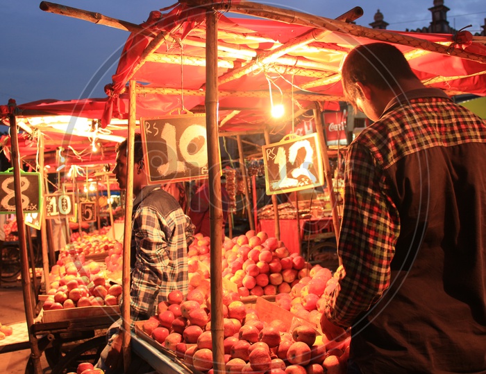 Image of Apple Vendor Stalls Around Charminar-SO576855-Picxy