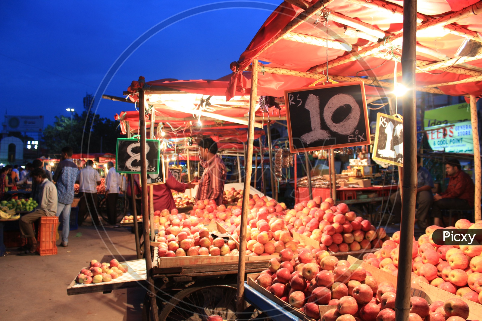 Image of Apple Vendor Stalls Around Charminar With Price Boards ...