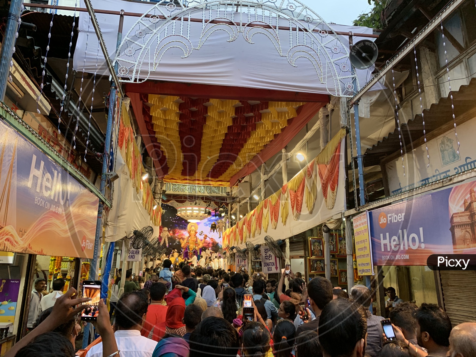 Image of Lal Baug Cha Raja-QJ907804-Picxy