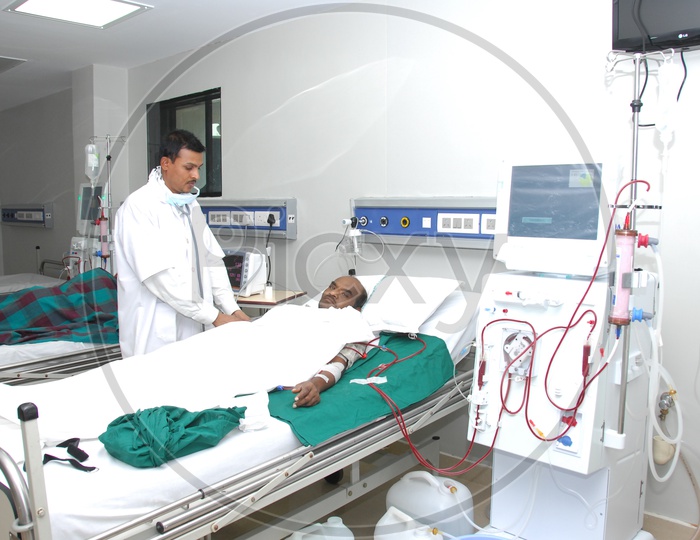 Image of Doctor checking Patient in the ICU - Movie scene-IH981494-Picxy