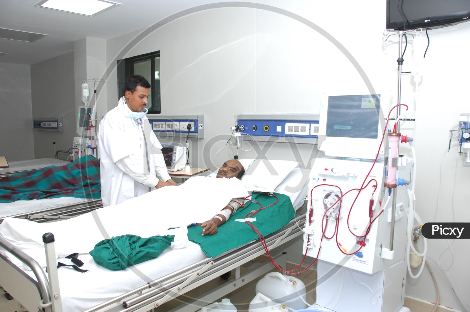 Image of Doctor checking Patient in the ICU - Movie scene-IH981494-Picxy