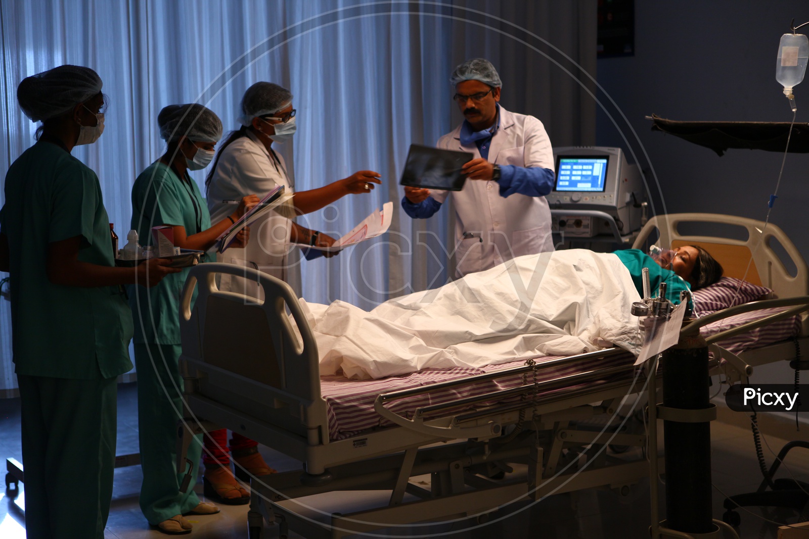 Image of Doctor with the nurse in the ICU - Movie scene-OO696278-Picxy