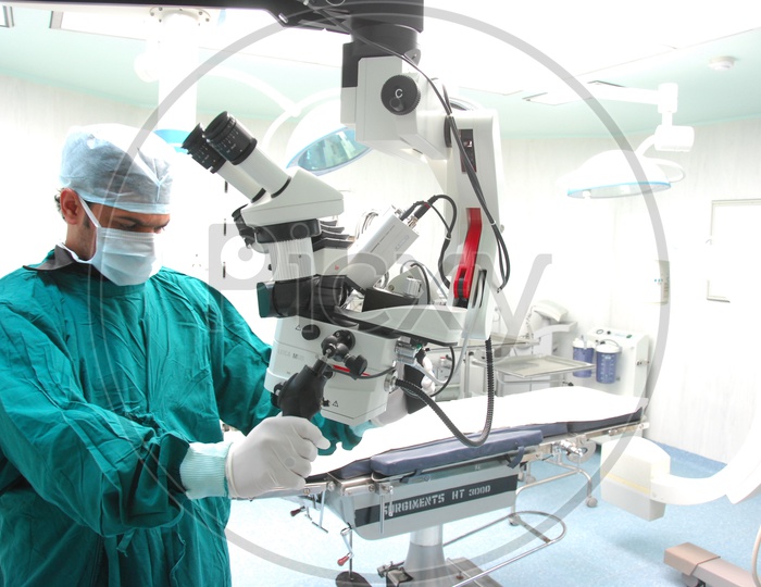 Image of Doctor with the nurse in the ICU - Movie scene-FH654713-Picxy